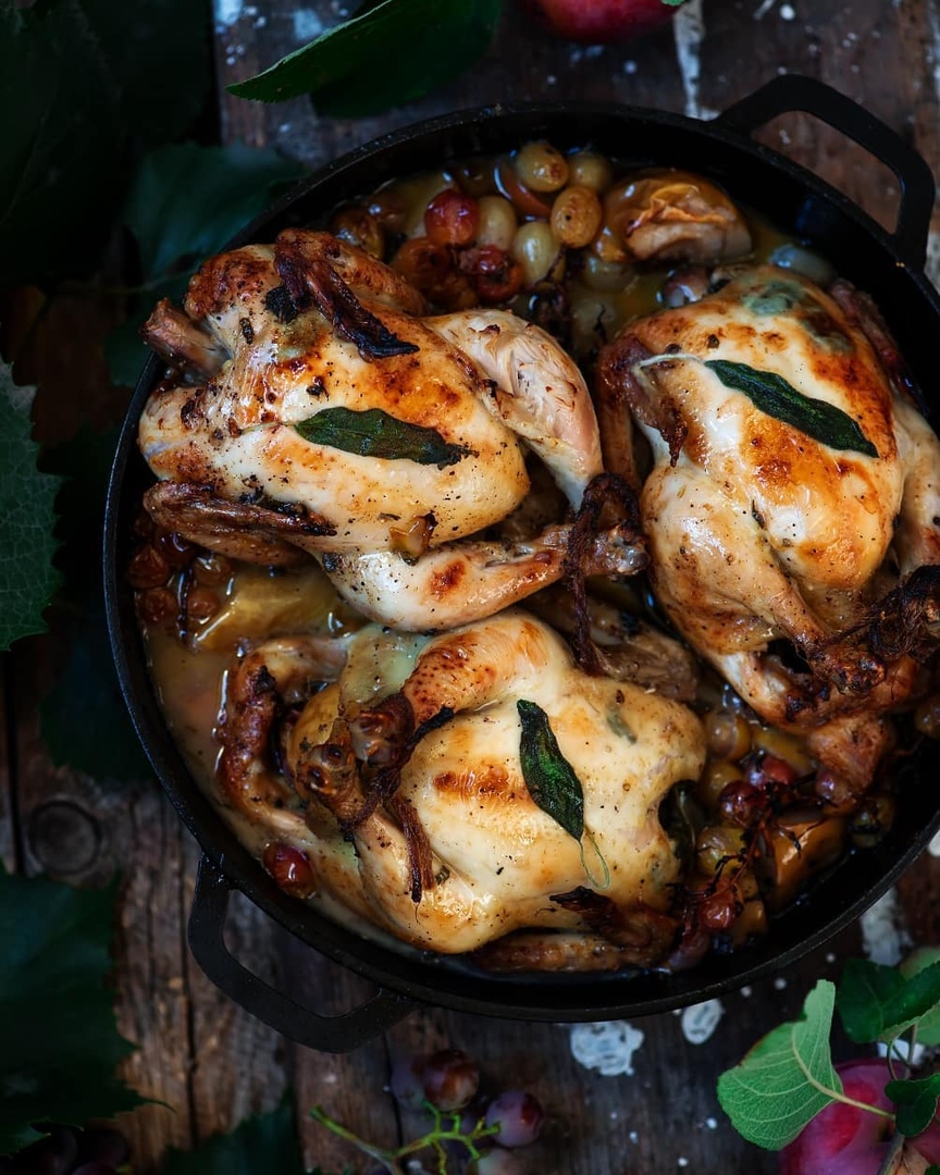Цыплята с виноградом и яблоками